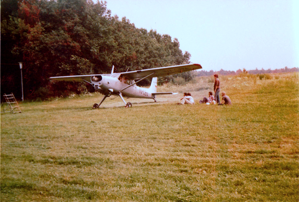 Utva-60 YU-CBA v osemdesetih letih; Barvito pred hangarjem v zgodnjih ...